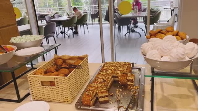 Два настроения Сочи: спокойный завтрак и вечерний оживленный променад