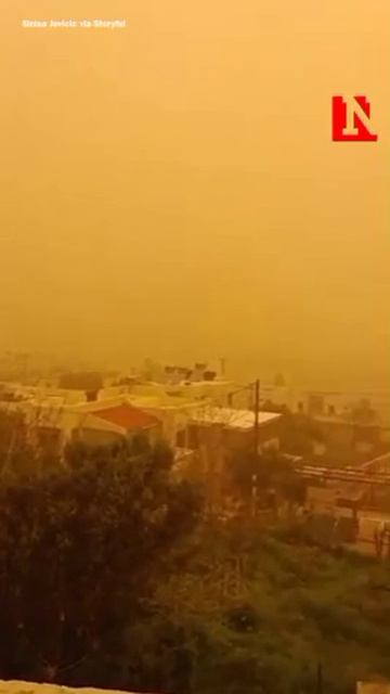 В среду, 1 апреля, остров Крит был окутан оранжево-красной завесой, так как мощная пыльная буря выне