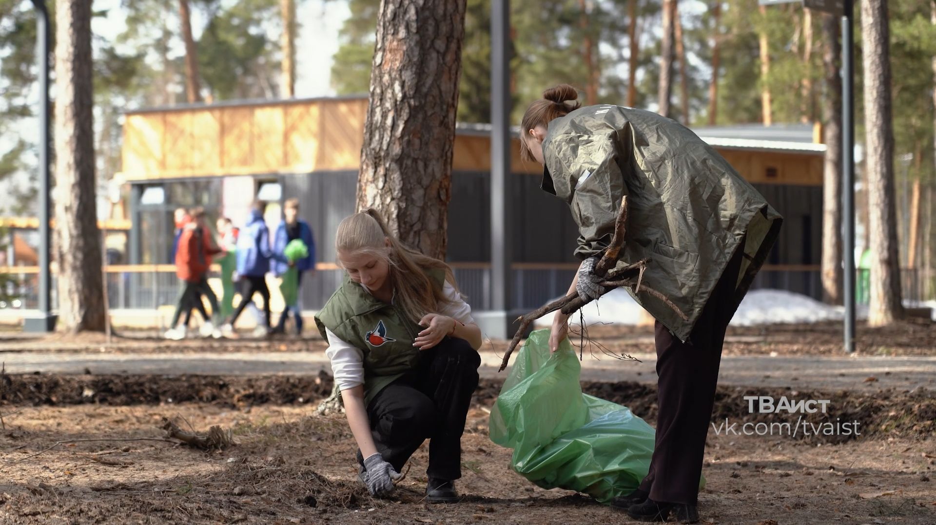 Волонтёры дали старт грядущим субботникам и привели в порядок лесопарк «Стрелки»