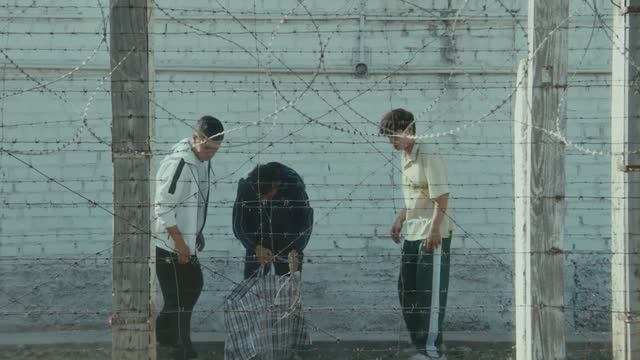 Пацаны закидывают взгрев на зону | Черный двор