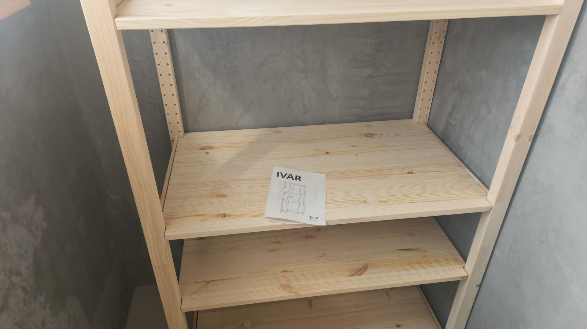 Приёмка и сборка стеллажа Ivar IKEA на балконе лофт