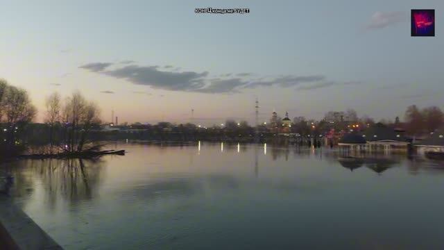 Тула. Вечер. Наводнение. Вода прибывает. Музыканты на площади. Апрель 2026.