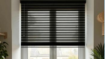 Сборка, навешивание на окно и настройка рулонной шторы.