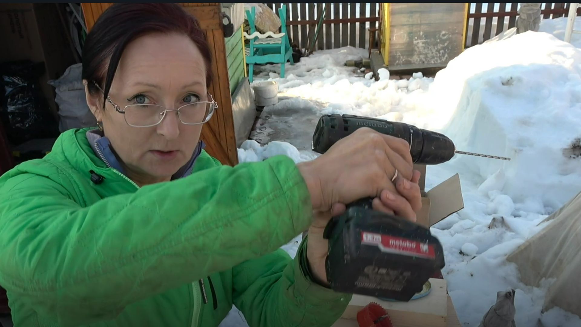 6 соток 25 марта 2026 г. Тренируюсь крепить приточный клапан. Тяжело в учении, легко в бою.