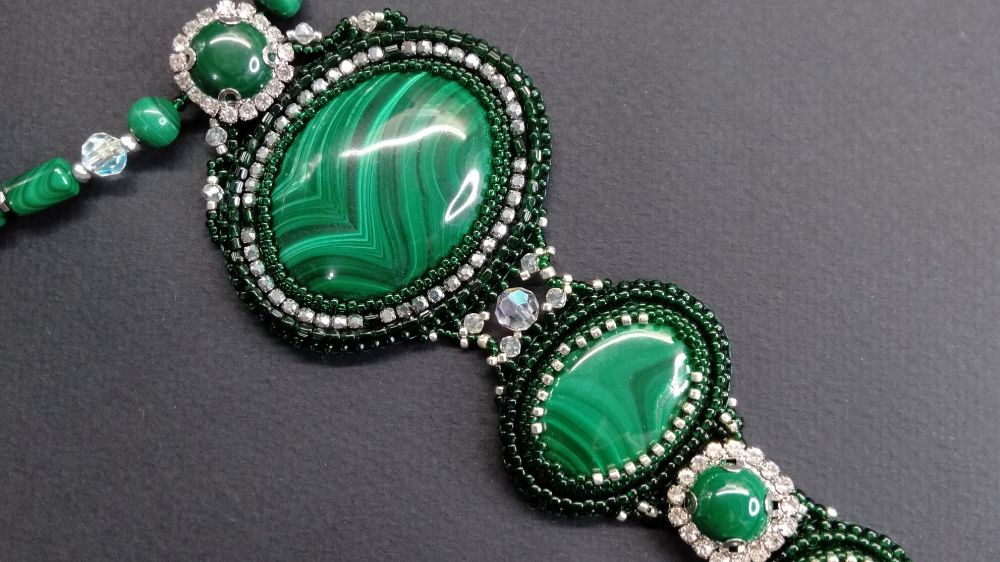 Колье из малахита.