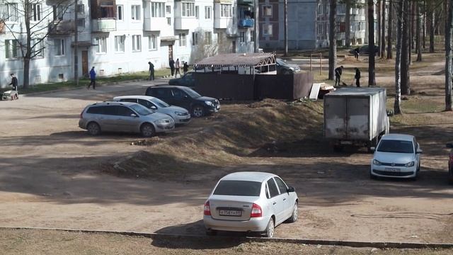 Субботник. Участвуют школьники.