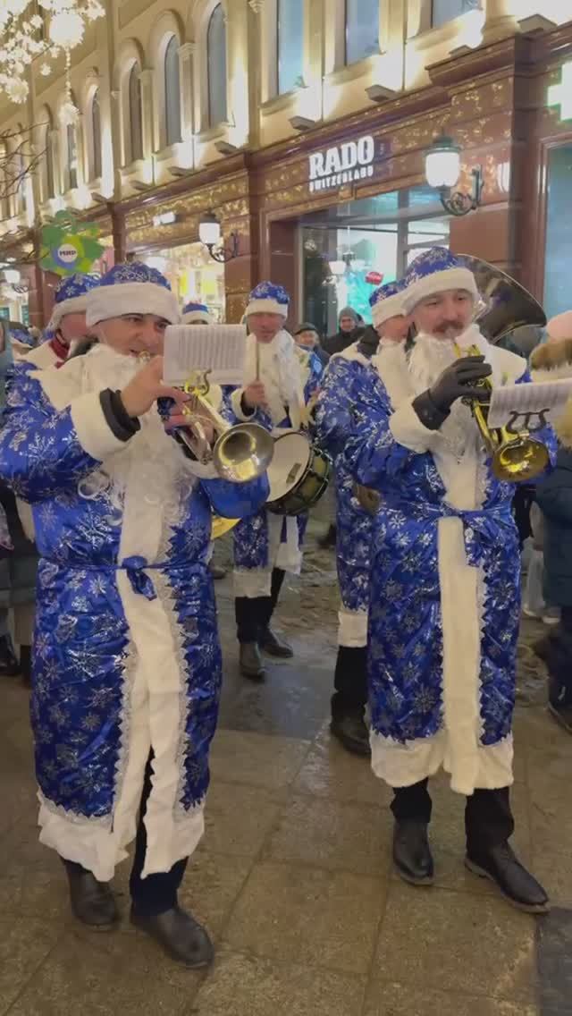 Три белых коня - ансамбль Дедов Морозов в Москве