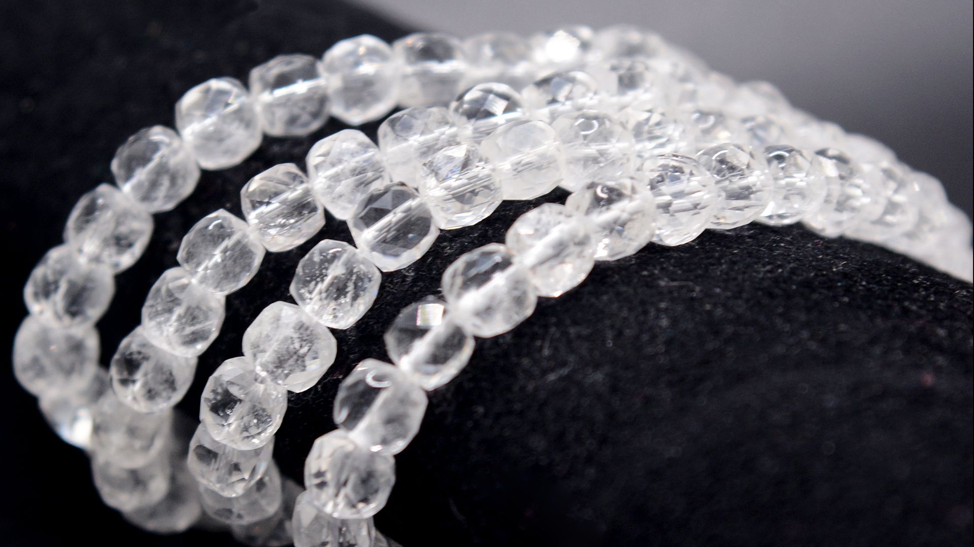 Браслет Горный хрусталь куб граненый 6,8 мм. (Бразилия)