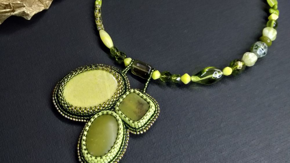 Колье чокер из нефрита и лизардита.