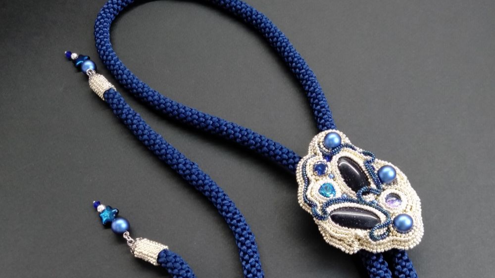 Галстук боло на жгуте кумихимо.