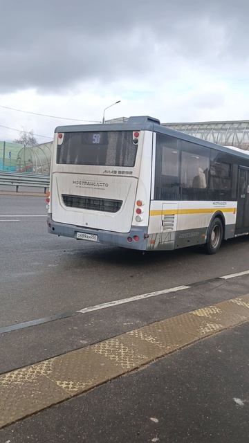 ЛиАЗ 5292 на 50 маршруте отъезжает от остановки Крюково.