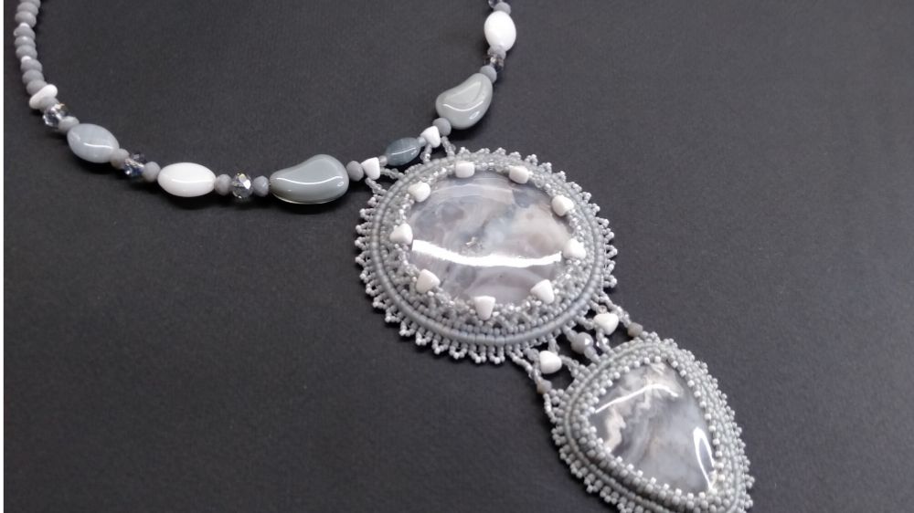 Колье из волжского агата.