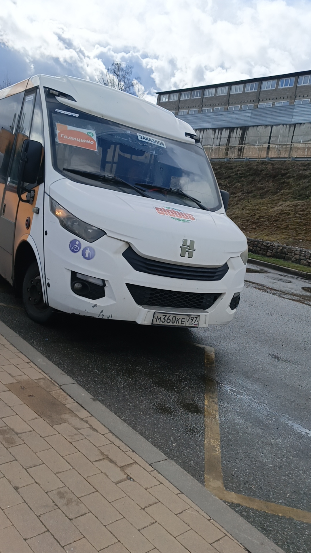 Глобусная маршрутка IVECO подъезжает к гипермаркету Глобус из Голицыно