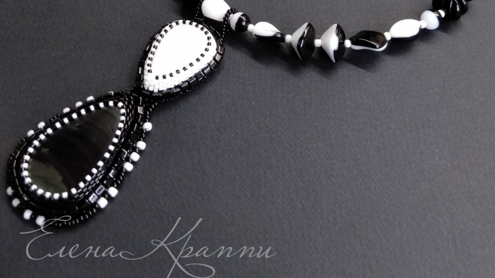 Колье из сколецита и агата.