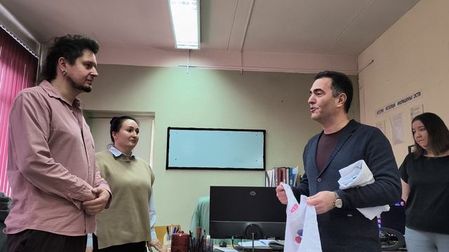 2.04.26 Колледж_вручение_футболок