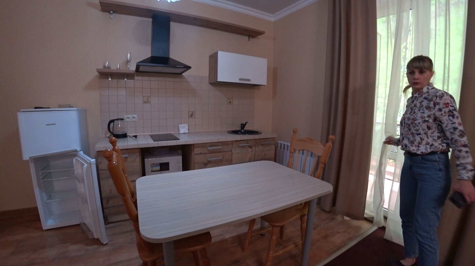 Отель Лесная Сказка. Администратор показывает номер. День 5-й, часть 3-я. 15.04.2025.