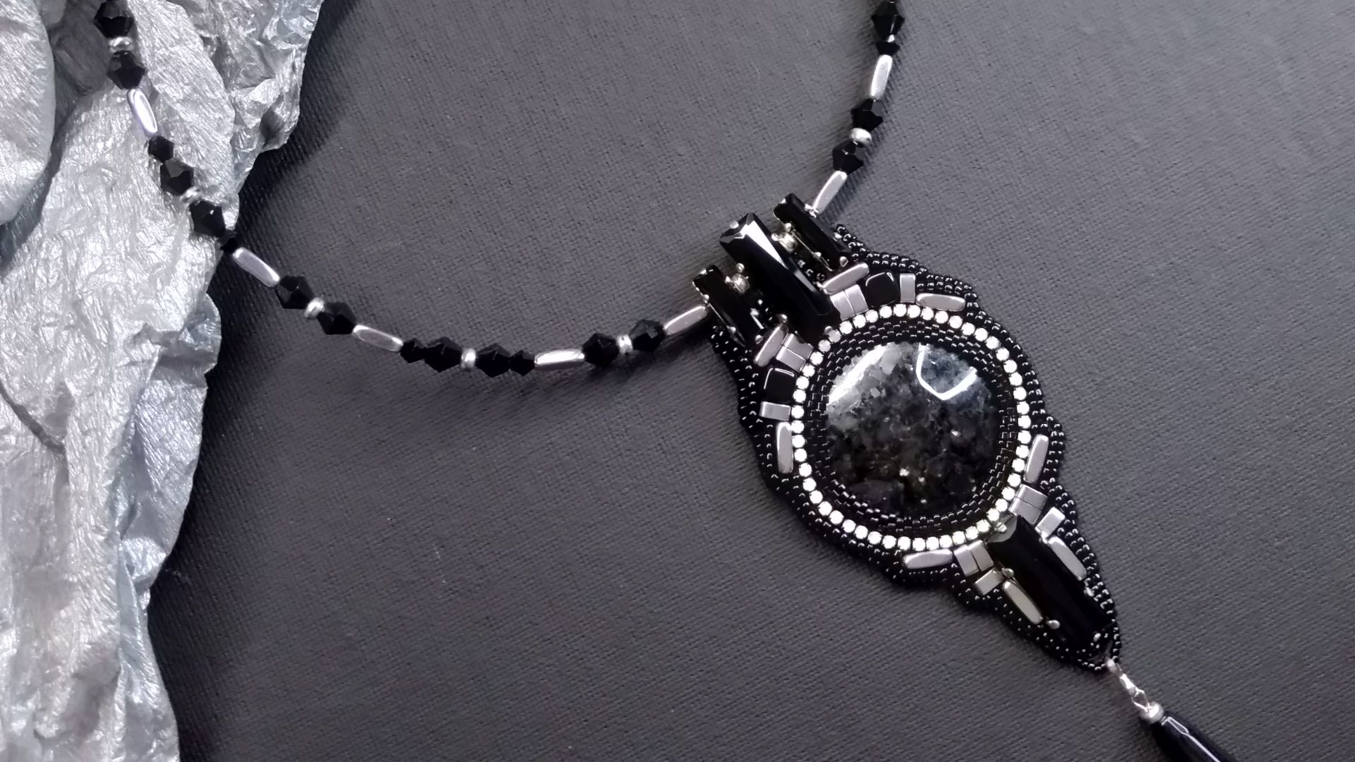 Черный чокер с кулоном талькохлорит.