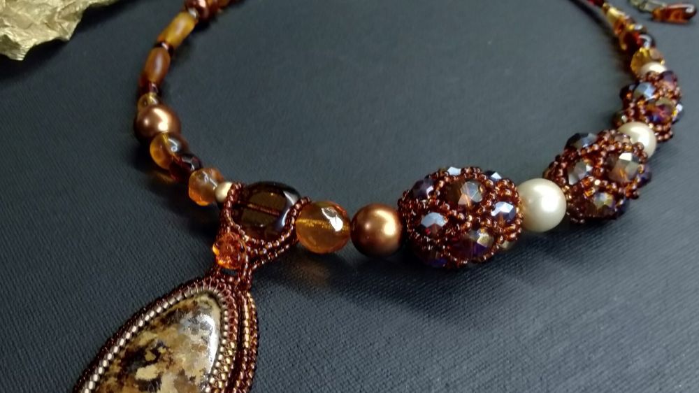 Колье-чокер с бронзитом.