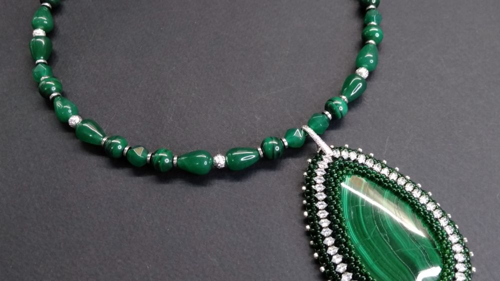 Кулон из малахита.