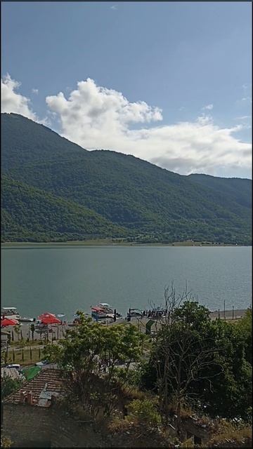 Вид на Жинвальское водохранилище из крепости Ананури (Грузия) 22.06.2025