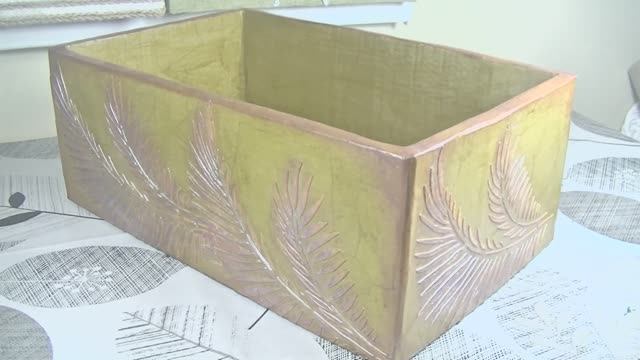 Декор картонной коробки листьями .