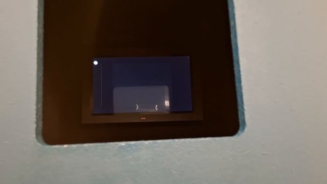 Санкт-Петербург. Театр Комедии, инсталляции в фойе. Окошки в стене. Куда пойти.