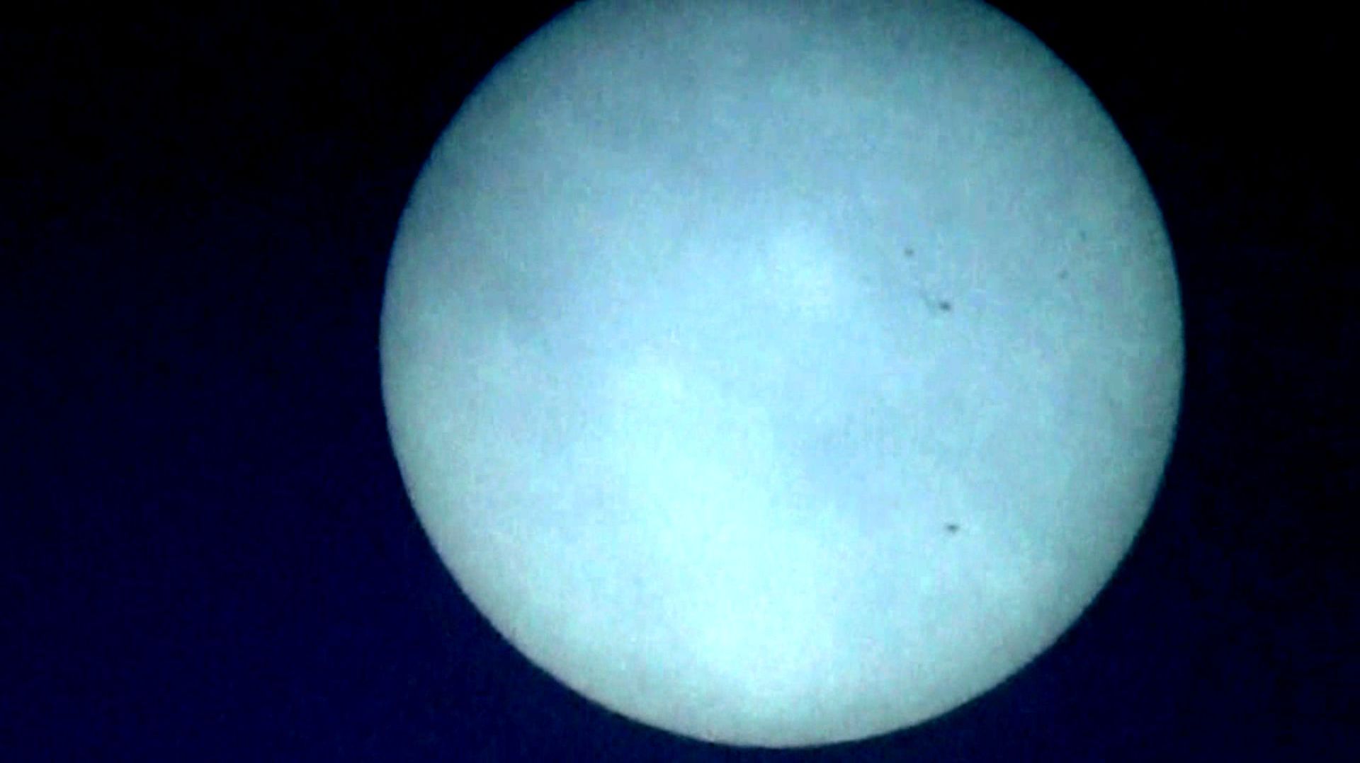 Большая группа пятен на Солнце сквозь облачную дымку. Съемка 05.04.2026