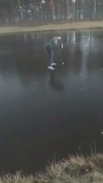 Довыёживался... #хоккей #хоккейнальду #река #провалился #подлед #подледноеплавание #неудача #непруха