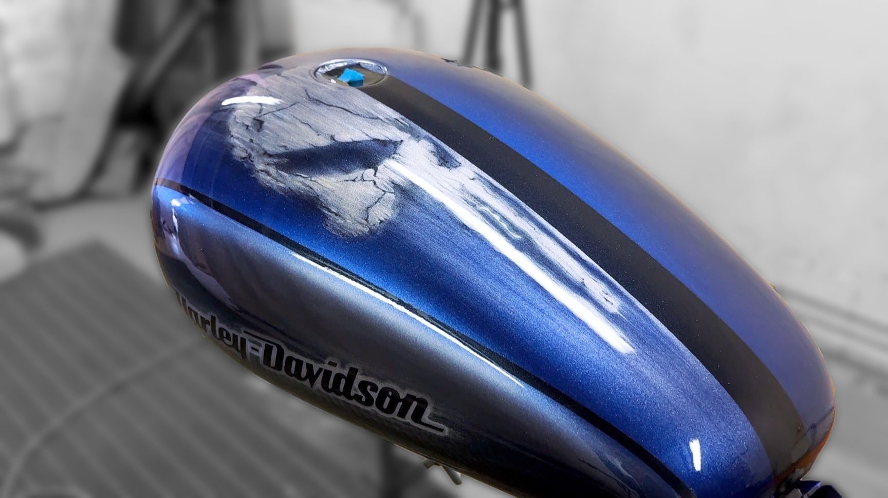 Кастомная покраска H-D Sportster в синий с черепом и шлифованными надписями