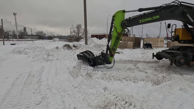 Демонстрация работы железнодорожгого навесного оборудования. V-образный гидравлический отвал.