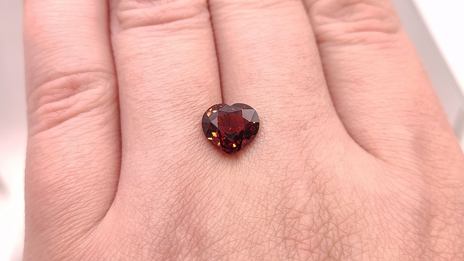 Гранат Спессартин сердце 3.53 ct. Намибия + гемм. заключение