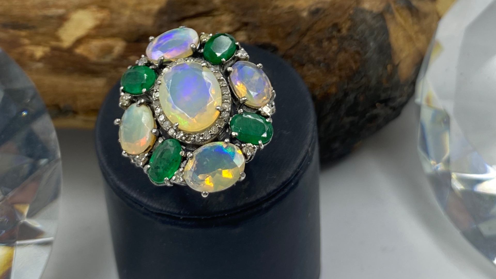 Кольцо с опалами и изумрудами