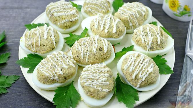 ЯЙЦА, ФАРШИРОВАННЫЕ ШПРОТАМИ И МАРИНОВАННЫМИ ОГУРЦАМИ
