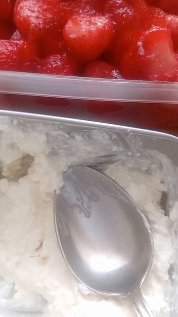 2026-04-05-ем творог со сметаной и пью чай.