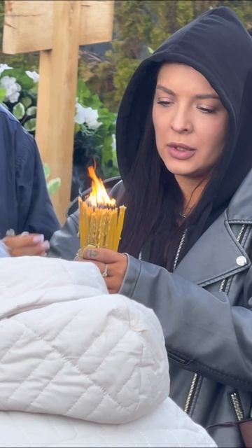 жена Паши Техника , красавица Ева Карицкая с шикарным букетом пришла на могилу Паши в день памяти