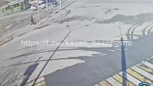 Момент наезда на ребенка на самокате в Казани попал на видео
