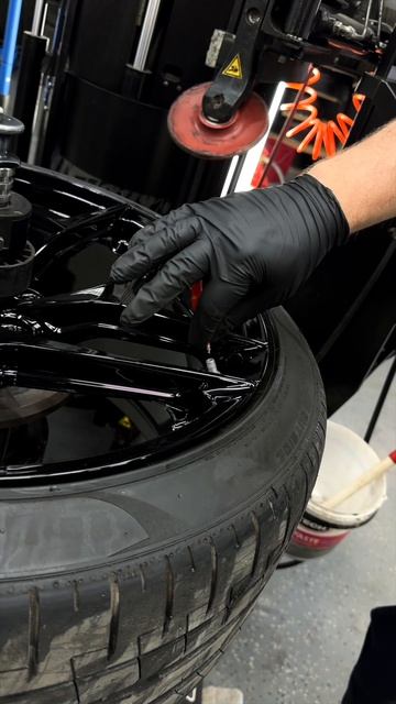 Окрас дисков и фирменный шиномонтаж на стендах Hunter для Ferrari