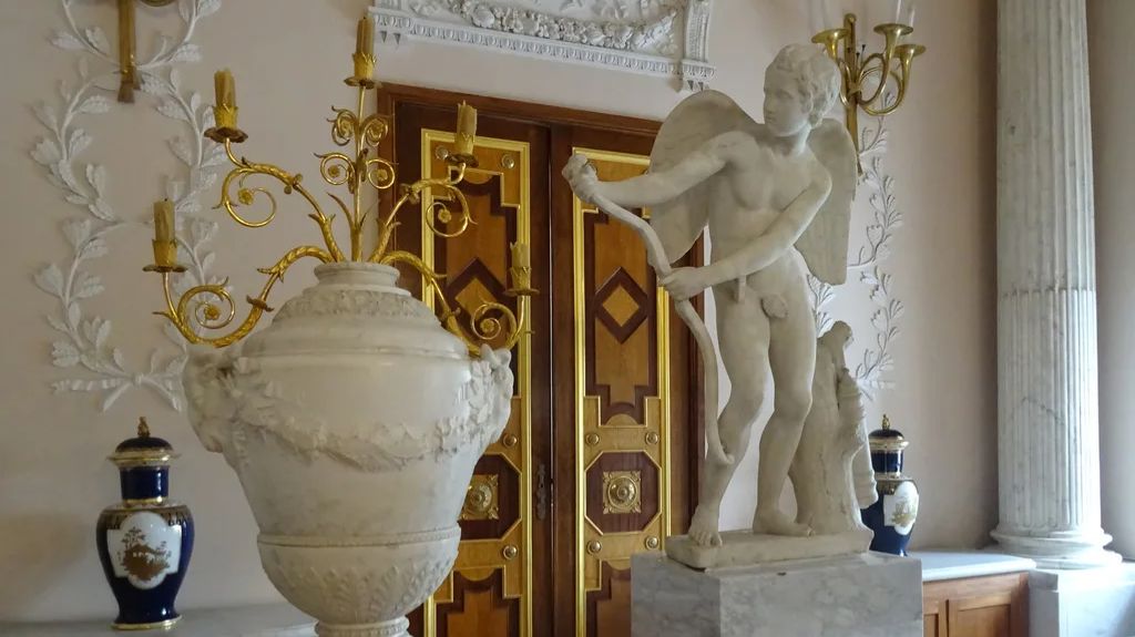 18 Онлайн с хранителем Роман с камнем - Мраморная столовая [get.gt]