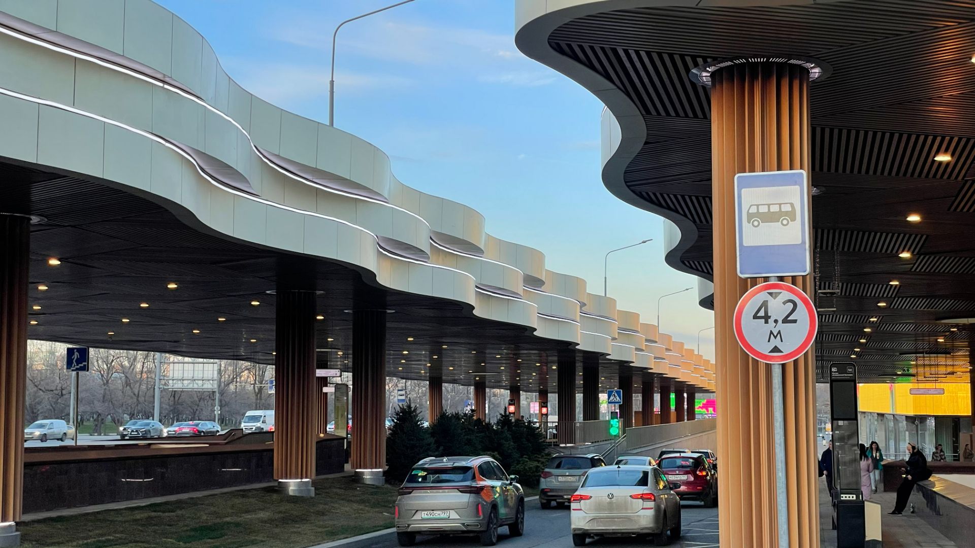 Видеоотзыв Мэра г. Москвы, навесы "Сухие ноги" у метро Славянский бульвар