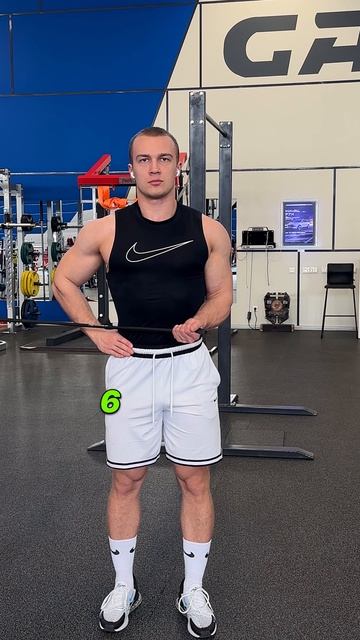 12 упражнений с резинкой для здоровых и сильных плеч