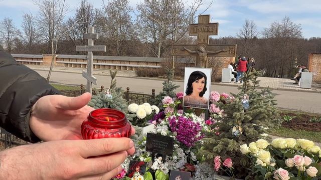 ДО СЛЁЗ ... ПЁТР ЧЕРНЫШЕВ ПРИВЁЗ ДОЧЬ АНАСТАСИИ ЗАВОРОТНЮК НА МОГИЛУ МАМЫ В ДЕНЬ ЕЁ РОЖДЕНИЯ 55 ЛЕТ