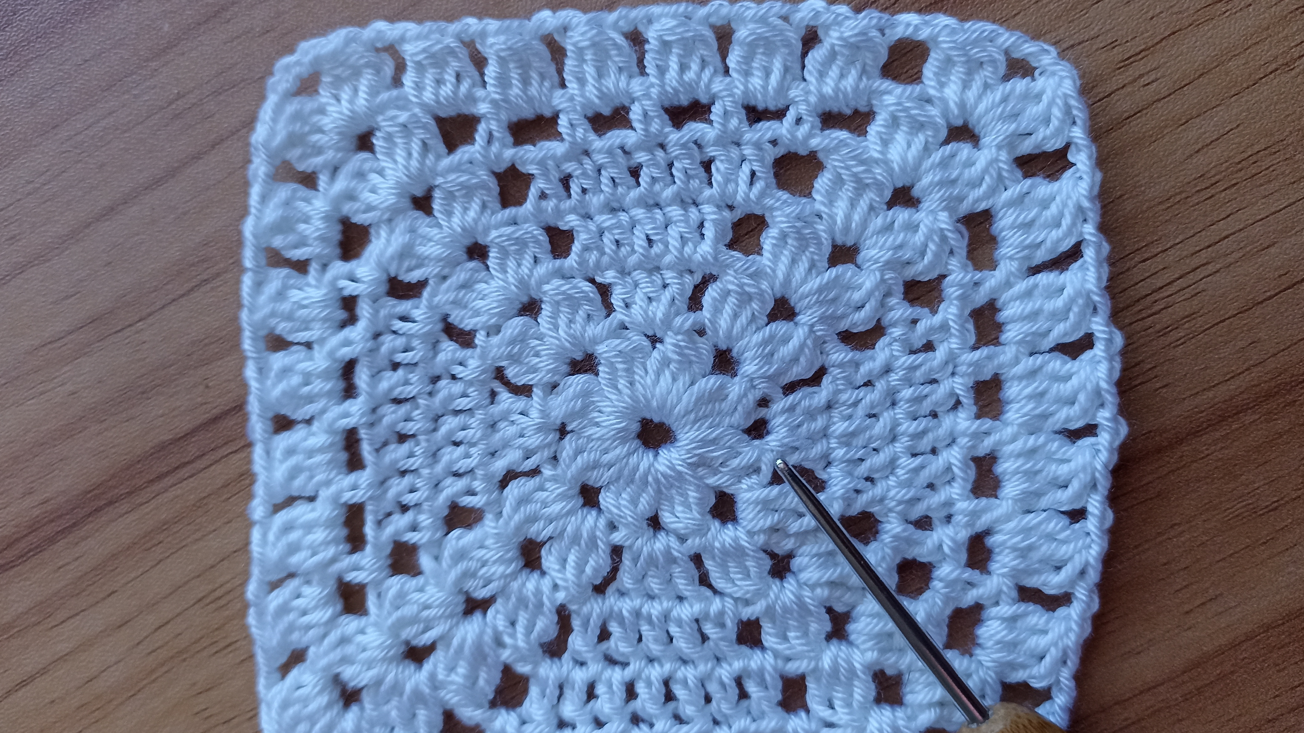 Квадратный мотив крючком.