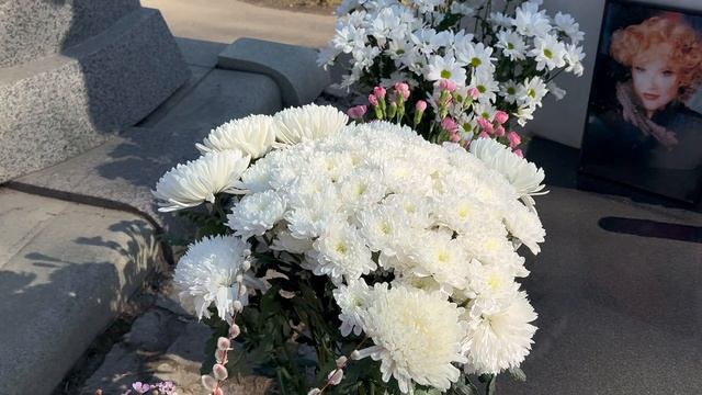 ЛЮСЕНЬКА ЛЮСЯ , ПРОСТИ , ДОРОГАЯ ... МОГИЛА ЛЮДМИЛЫ ГУРЧЕНКО УТОПАЕТ В ЦВЕТАХ . ПРОШЛО 15 ЛЕТ ...