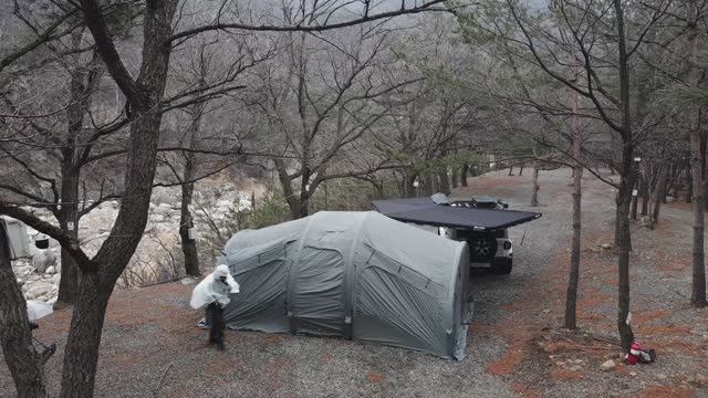 yoyocamp  Кемпинг в надувной палатке на 2 комнаты в скалистом лесу.