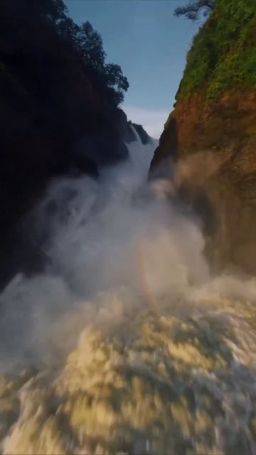 Водопад Кабарега (бывшее название Мерчисон-Фолс) — самый большой в Уганде, в нижнем течении реки Вик