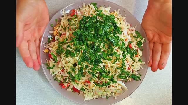 Яркий и сочный салат с крабовыми палочками и томатами: идеальная закуска за 5 минут!