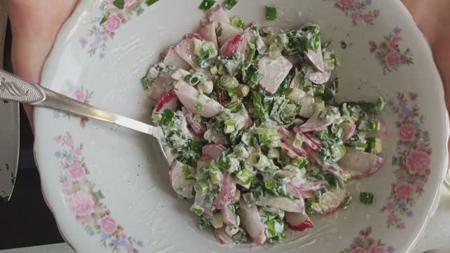 Нежнейший весенний салат с яичным омлетом и редисом: новый вкус привычных овощей!