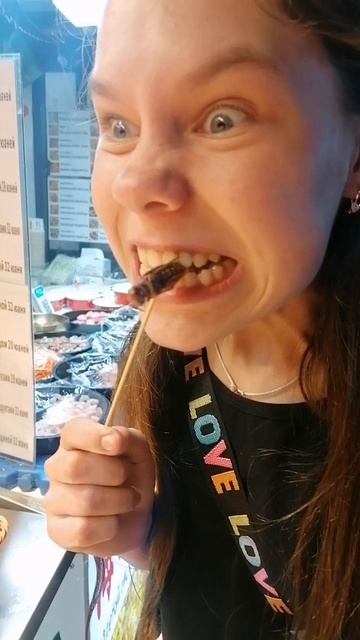 САРАНЧА на ВКУС! Ночной Рынок еды. Китай. Хайнань. Ялонг бей.