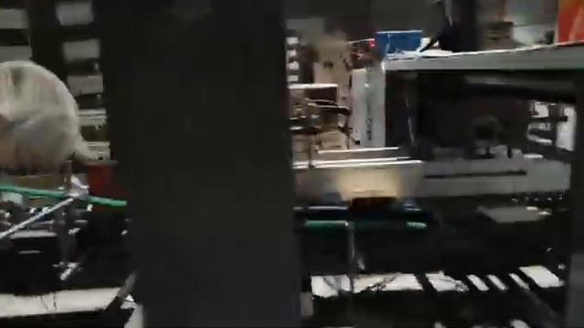 Работа встроенной клеевой системы KQ Automation холодного клея на фальцевально-склеивающей линии