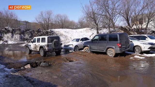 ПО ЯМАМ ПРИХОДИТСЯ ПРОЕЗЖАТЬ АВТОМОБИЛИСТАМ НА ТУШКАНОВА В СТОЛИЦЕ КАМЧАТКИ • БЕЗ КОММЕНТАРИЕВ